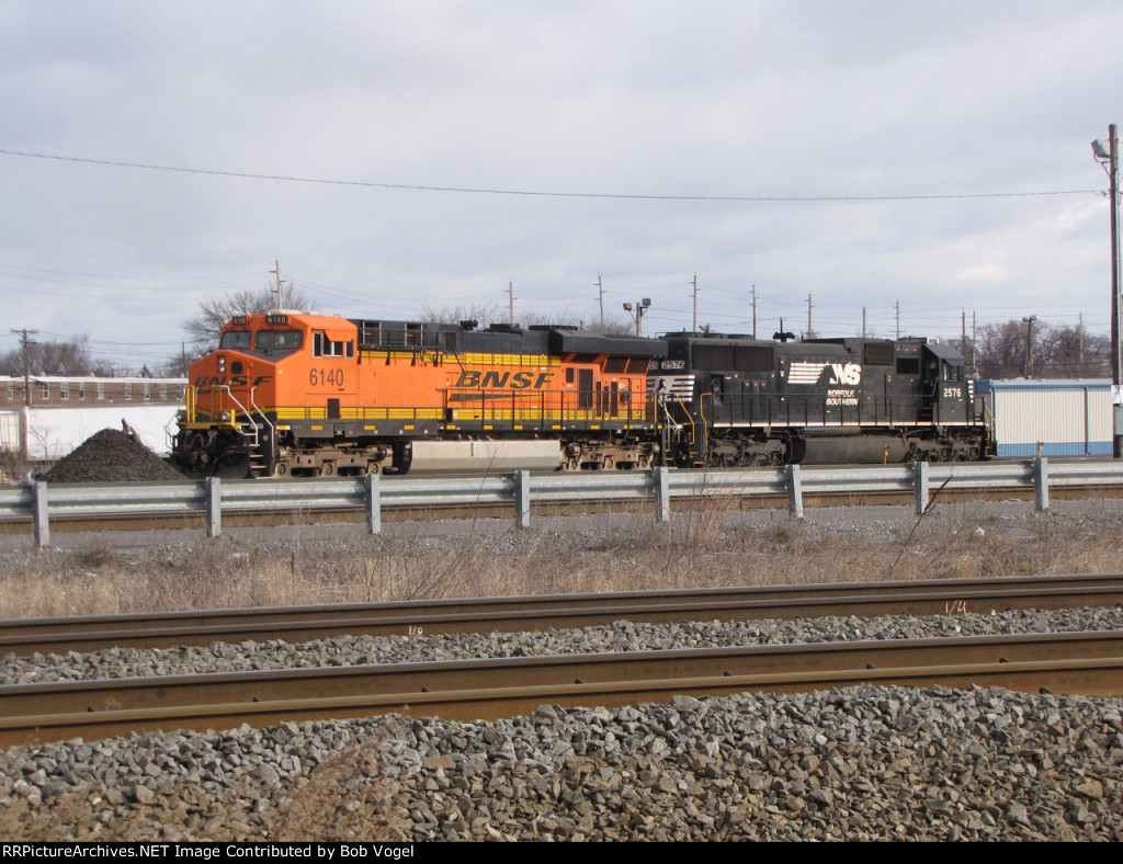 BNSF 6140 and NS 2576